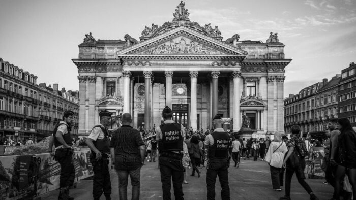Au commissariat S04E02 J'ai giflé ma compagne - Magazine