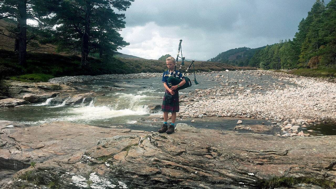Passe me voir! E196 Calan, la cornemuse et la reine (Documentaire) où ...