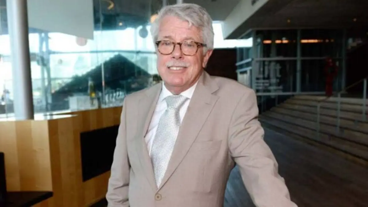 Mr. Frank Visser doet uitspraak De Muizenplaag (Documentaire) où ...