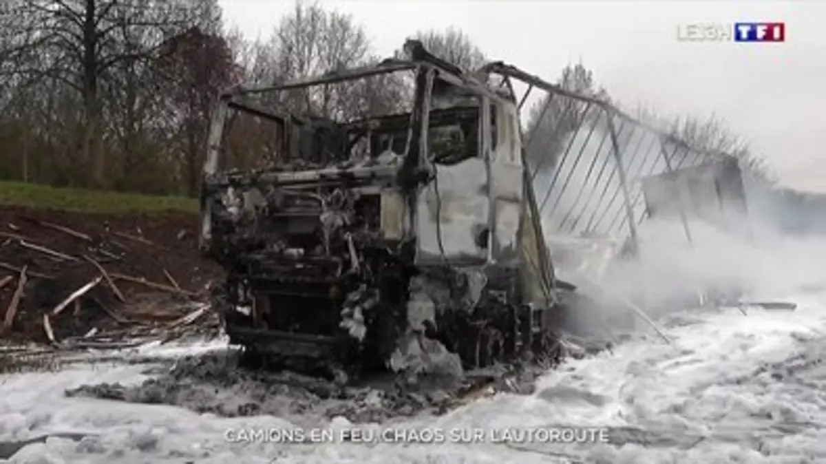 Journal de TF1 replay du 19/12/2023 : Camions en feu : chaos sur l’autoroute