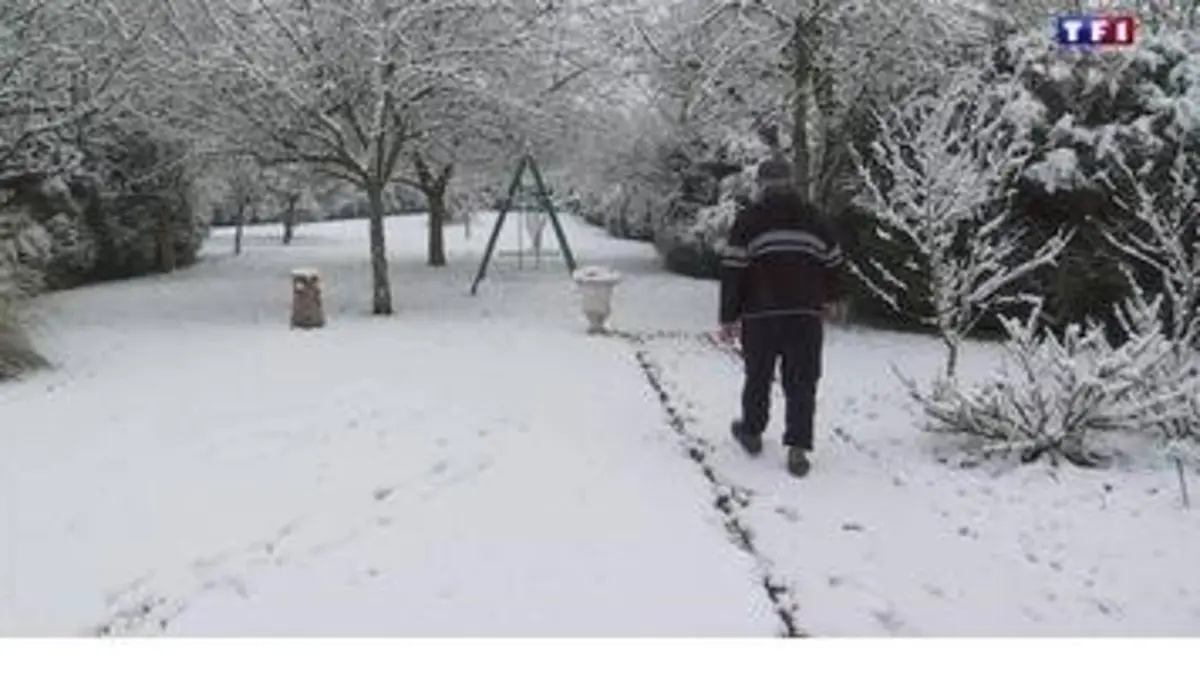Journal de TF1 replay du 06/02/2018 : La ville de Chartres sous la neige