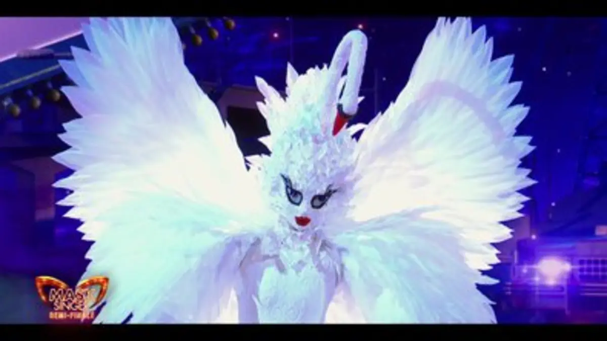 Mask Singer replay du 20/06/2025 : Mask singer 2025 - Le Cygne chante "Kissing You" de…