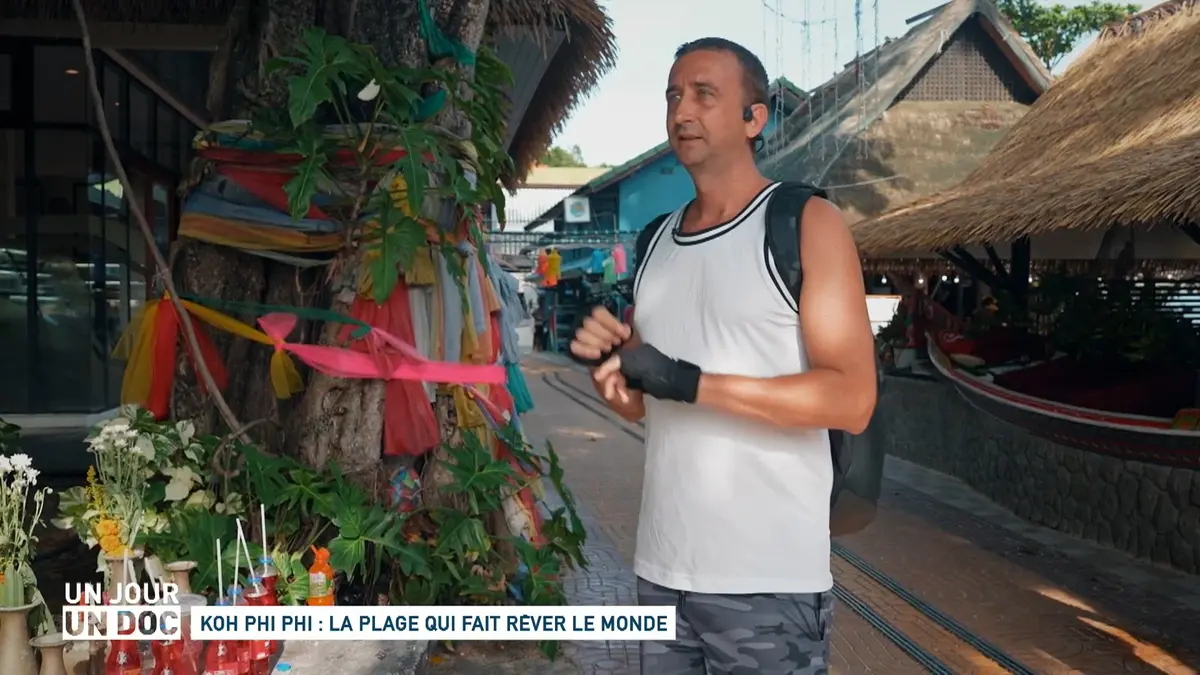 Un jour, un doc replay du 12/06/2025 : Un jour, un doc : Koh Phi Phi : la plage qui fait rêver le…