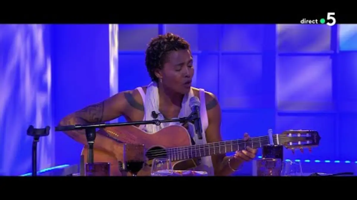 Replay C à vous du 24/09/2024 : Ayo interprète son titre “Money love ...