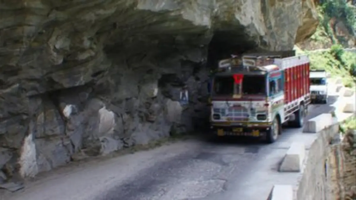 Replay TF1 du 20/12/2024 : Le Convoi de l'extrême : la route de l ...