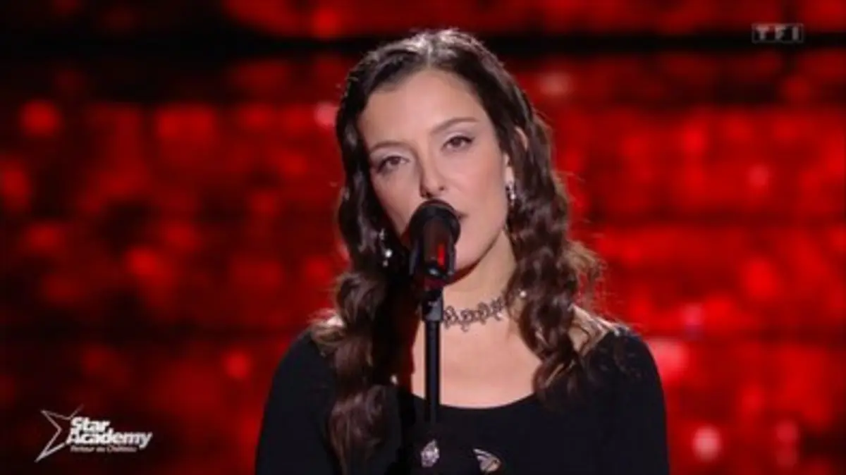 Replay Star Academy du 07/12/2024 : Star Academy 2024 - Camille Lellouche chante " Va-t'en ou reste"